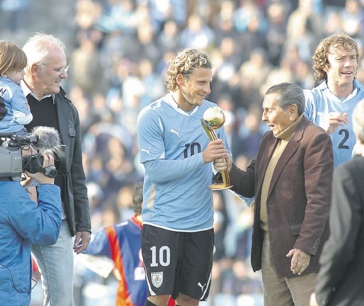 Futbol Uruguayo: Entrevista a Diego Forlan antes de la final de la Copa ...