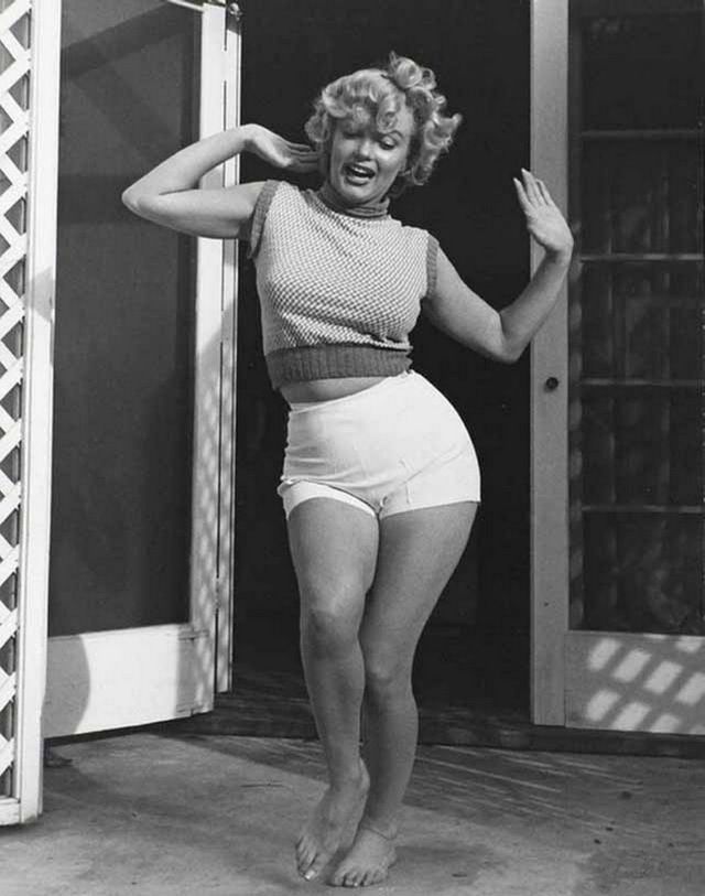 10 Fascinating Black And White Photos Of Marilyn Monroe In Shorts At