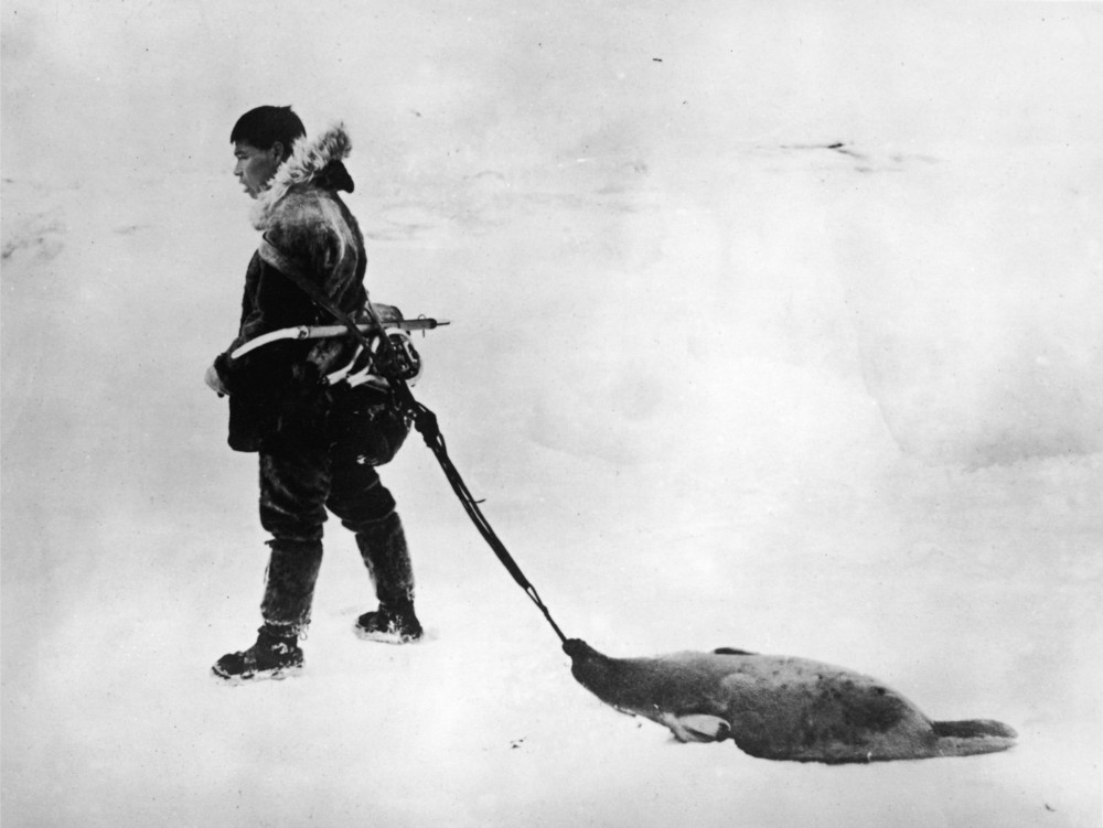 25 Amazing Vintage Photographs That Capture Everyday Life of Inuit ...