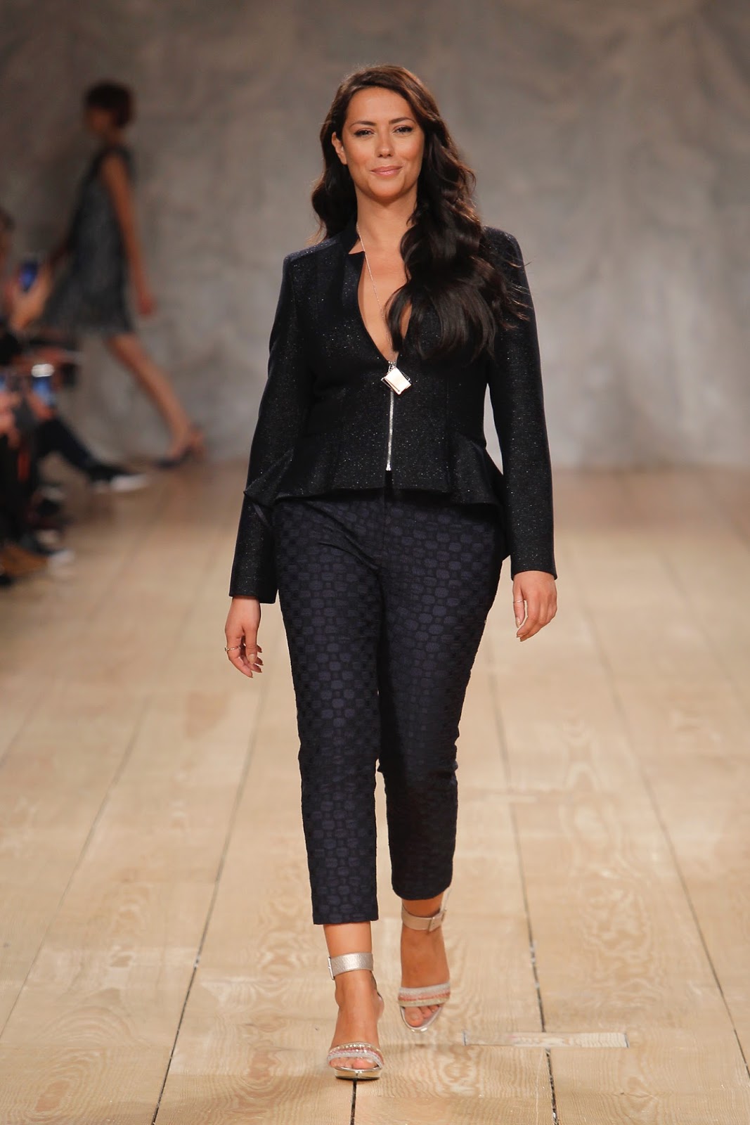 Sofia Ribeiro destaca-se com belo decote - Tomates Podres