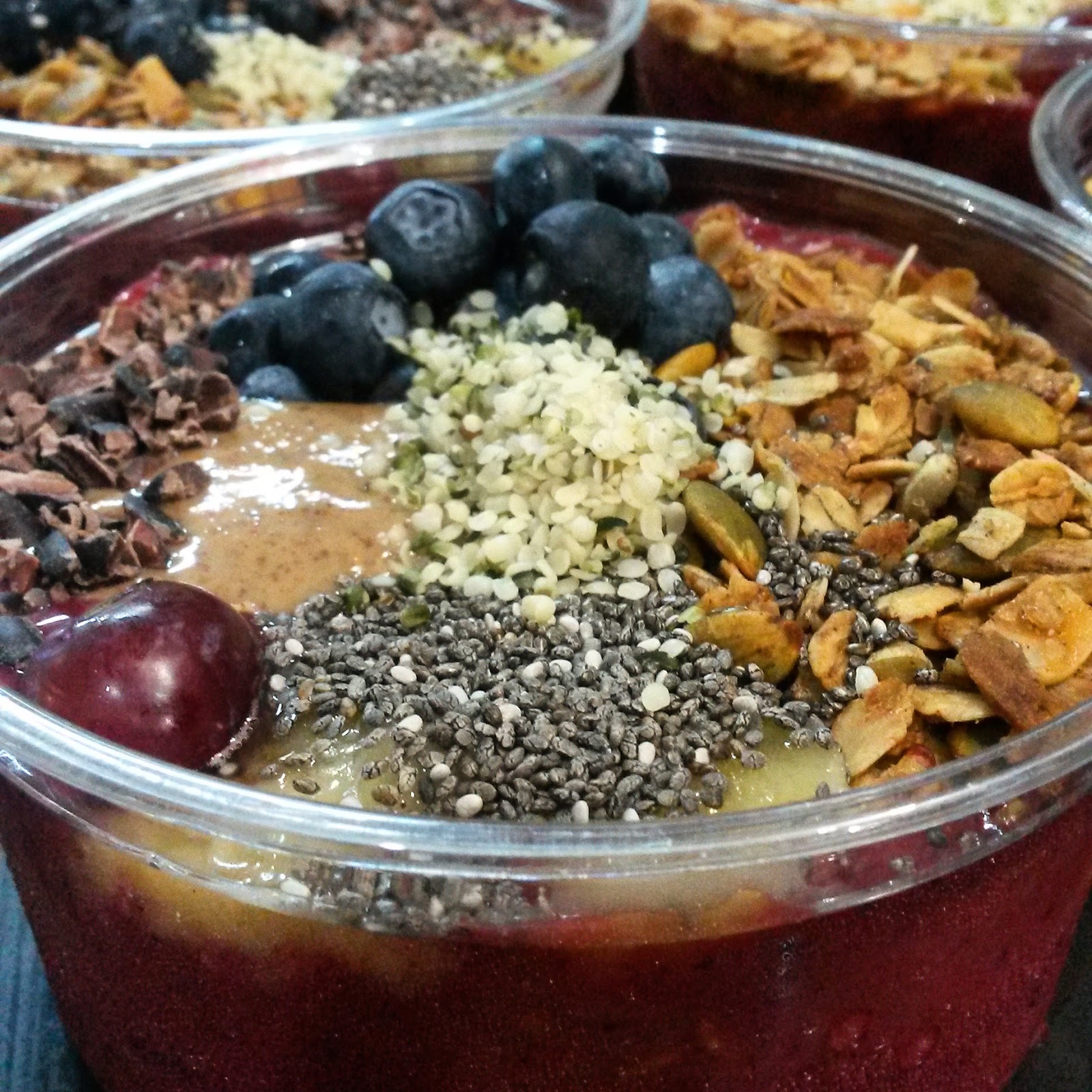Janelle eats Alfalfa: Acai Bowls