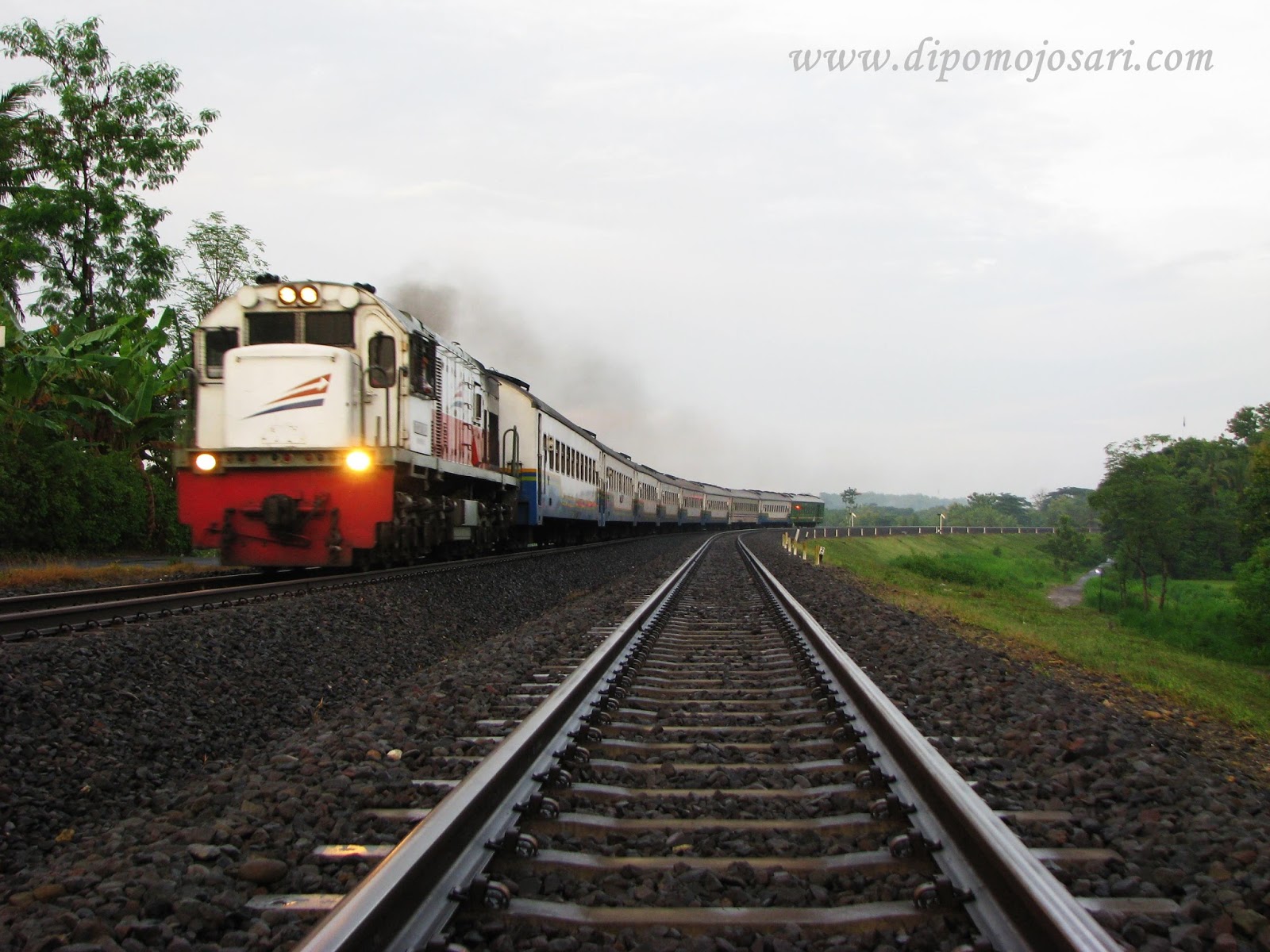 Kereta Api Indonesia: KA Senja Utama Solo di Stasiun Kalimenur, Kulon ...