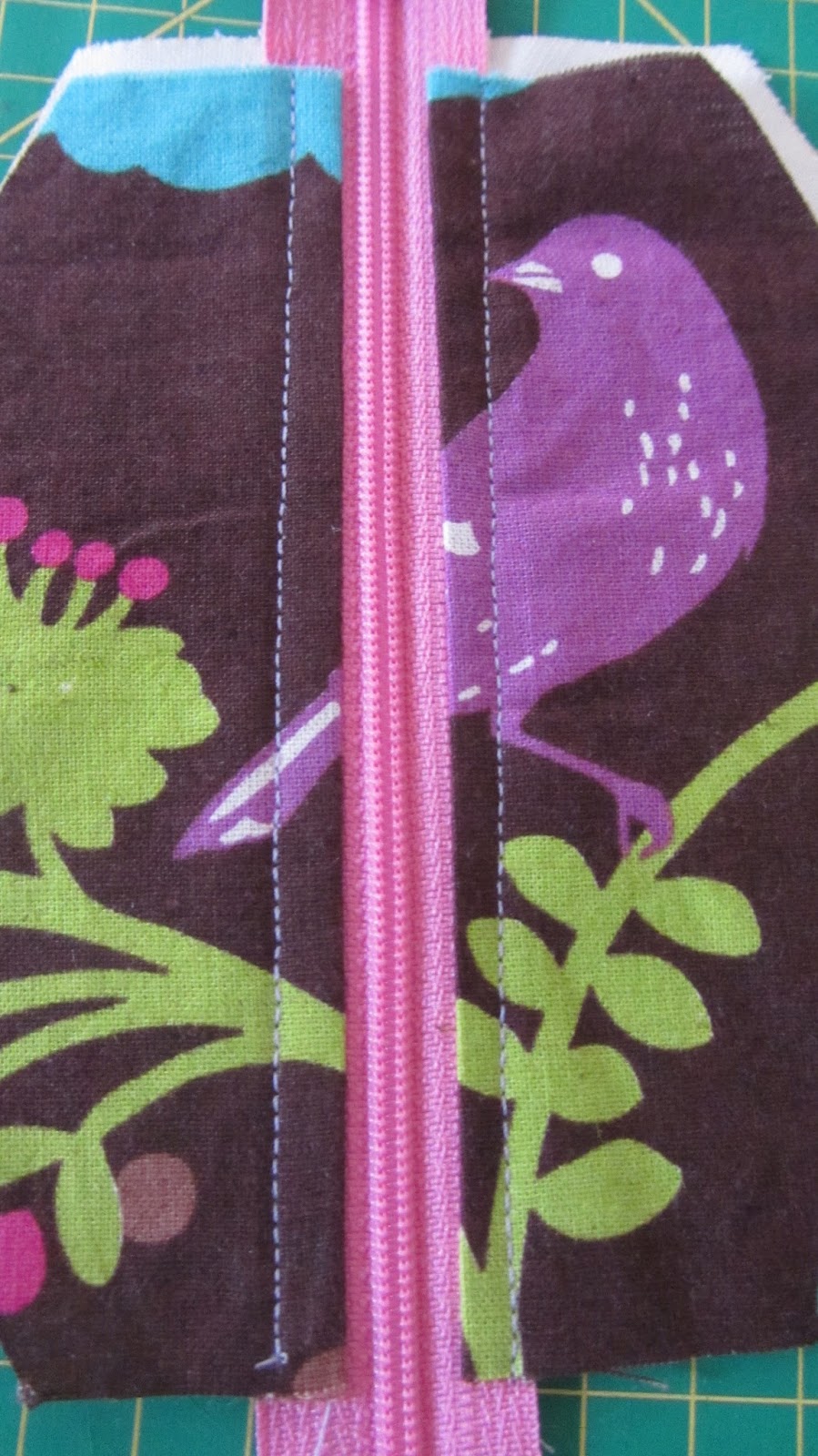 Fishkopp : Hexagon pouch with (lace) zipper based on Moda honeycombs