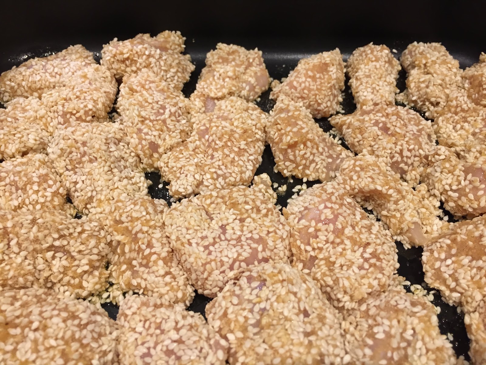 Mia bakar: Sesampanerade chicken nuggets med ris och currysås