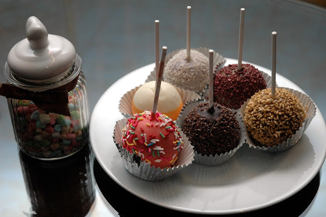 DUDE FOR FOOD: Quick Bites: Cake Pops at Cafe Macaron