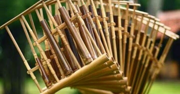 How to Play Angklung Musical Instruments - SMPN 1 Bungkal