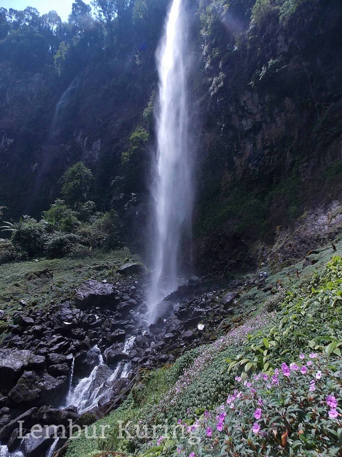 Siapa Berani Datang ke Curug Cileat?