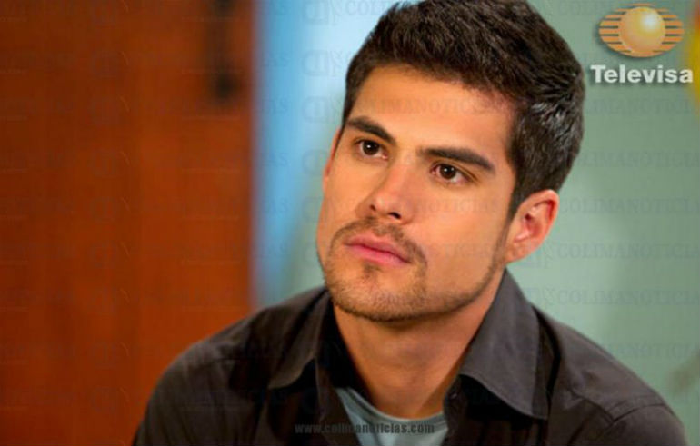 El actor mexicano Erik Díaz completamente desnudo