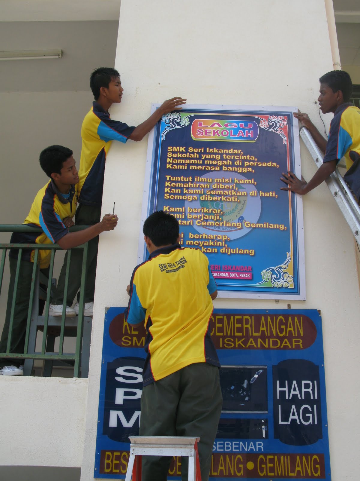 Seni Reka Tanda SMKSI: Pemasangan papan tanda