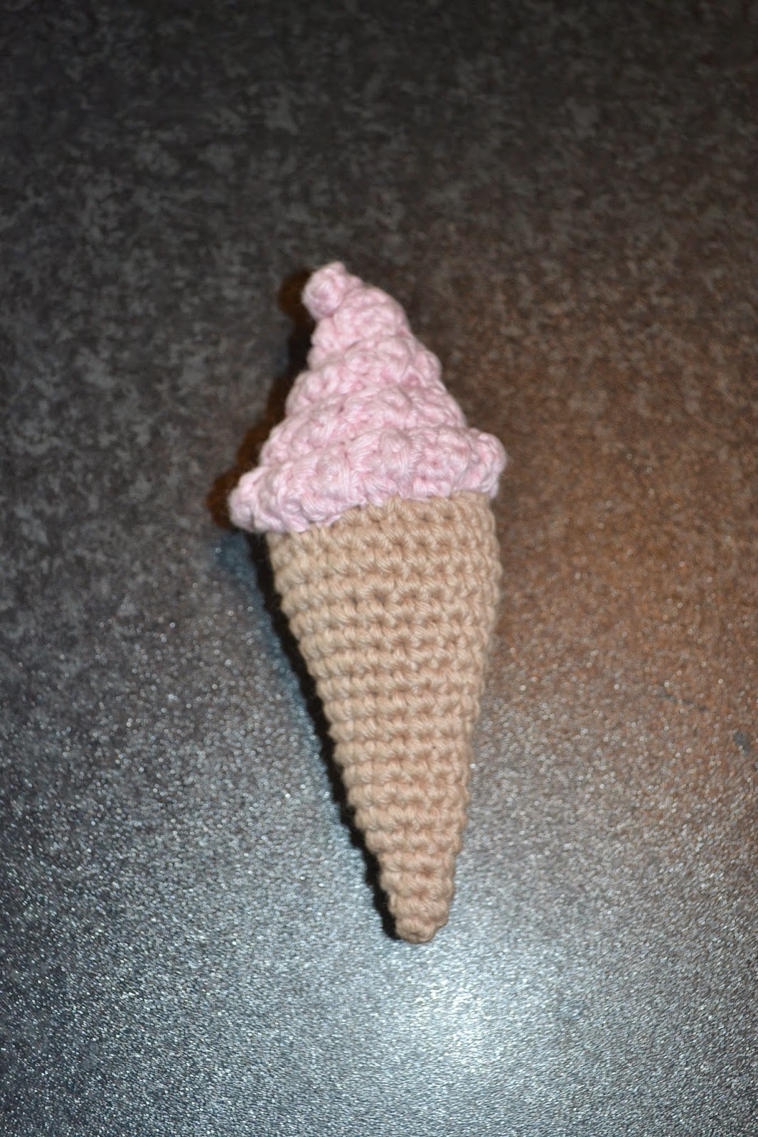 En elefant: Hæklende legemad og andet til legekøkkenet