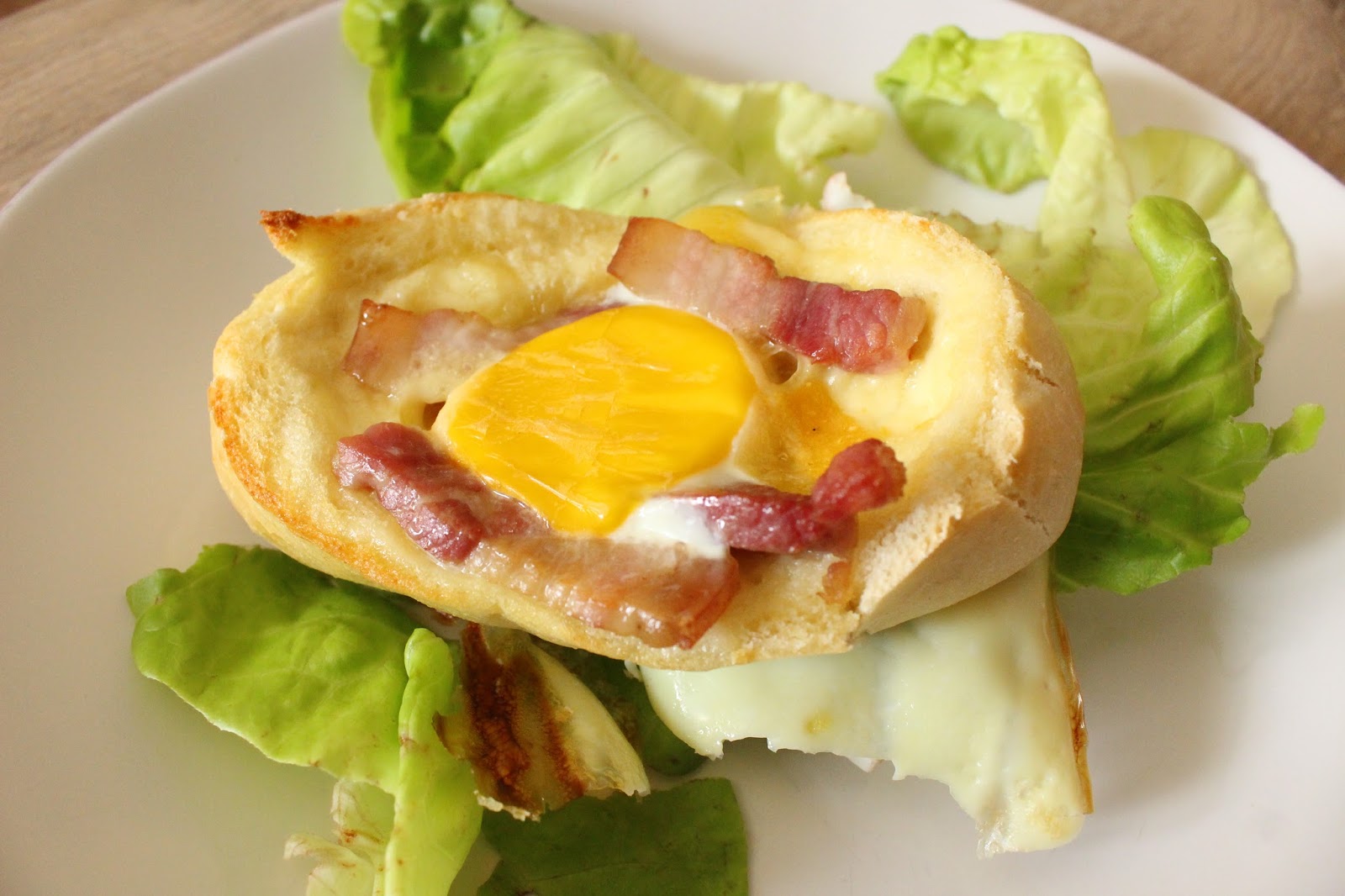 Délices d'une novice: "Egg boat" - petits pains farcis à l'oeuf, à la ...