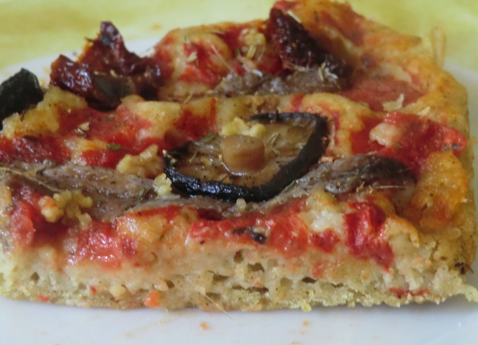 Pizza rapide à la farine de riz, shïtakés, tomates confites et ortie ...