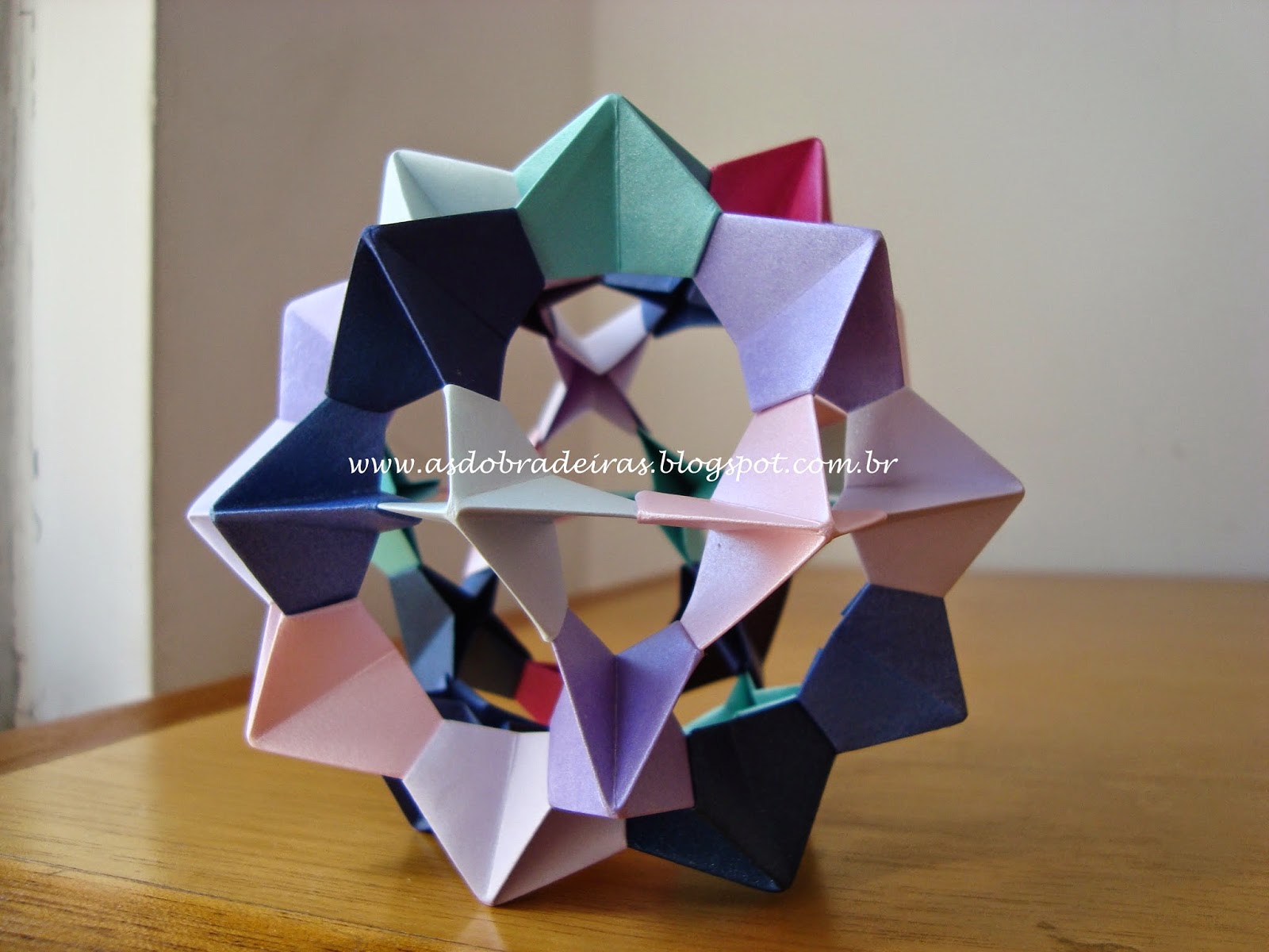 As Dobradeiras - Origami: Electra Kusudama by Dave Mitchell