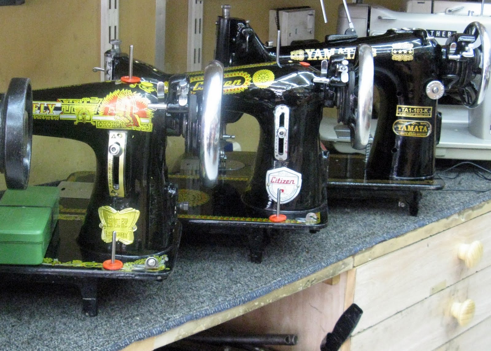 sol y sombra: Butterfly Sewing Macines