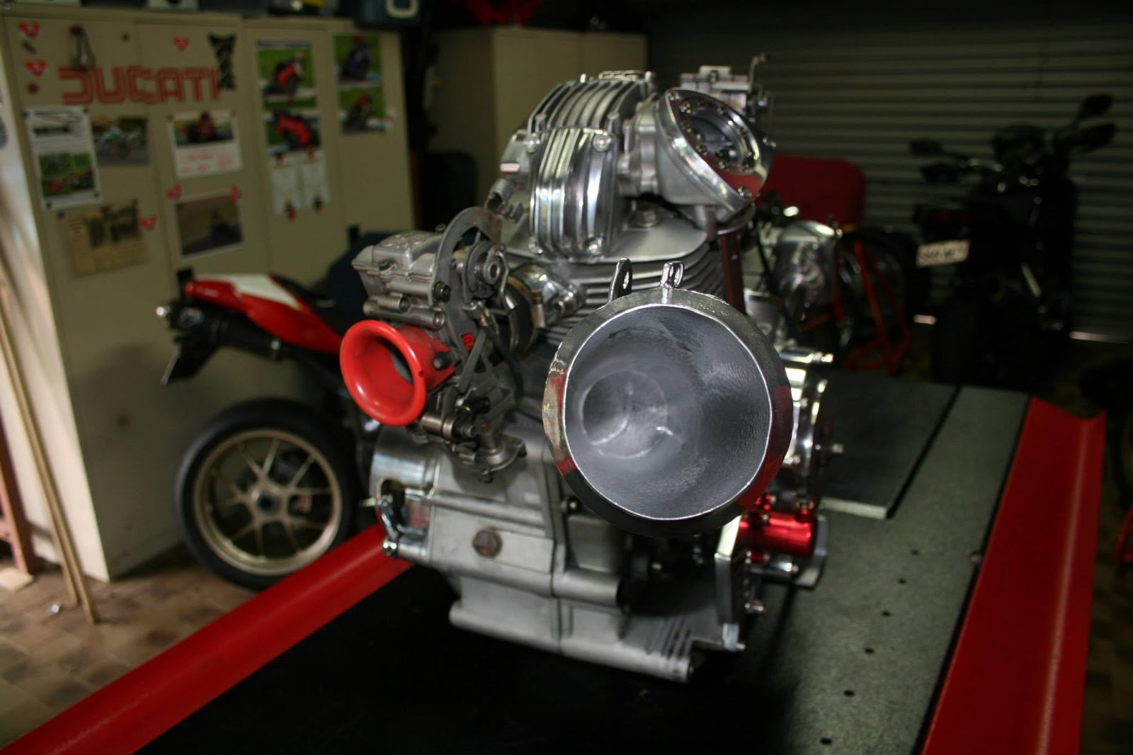 Il Ducatista - Desmo Magazine: Vee Two Ducati Alchemy SV-1 - Modernized ...