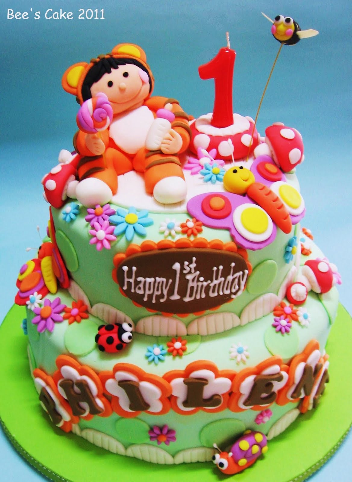Bee's Cake: Happy 1st Birthday