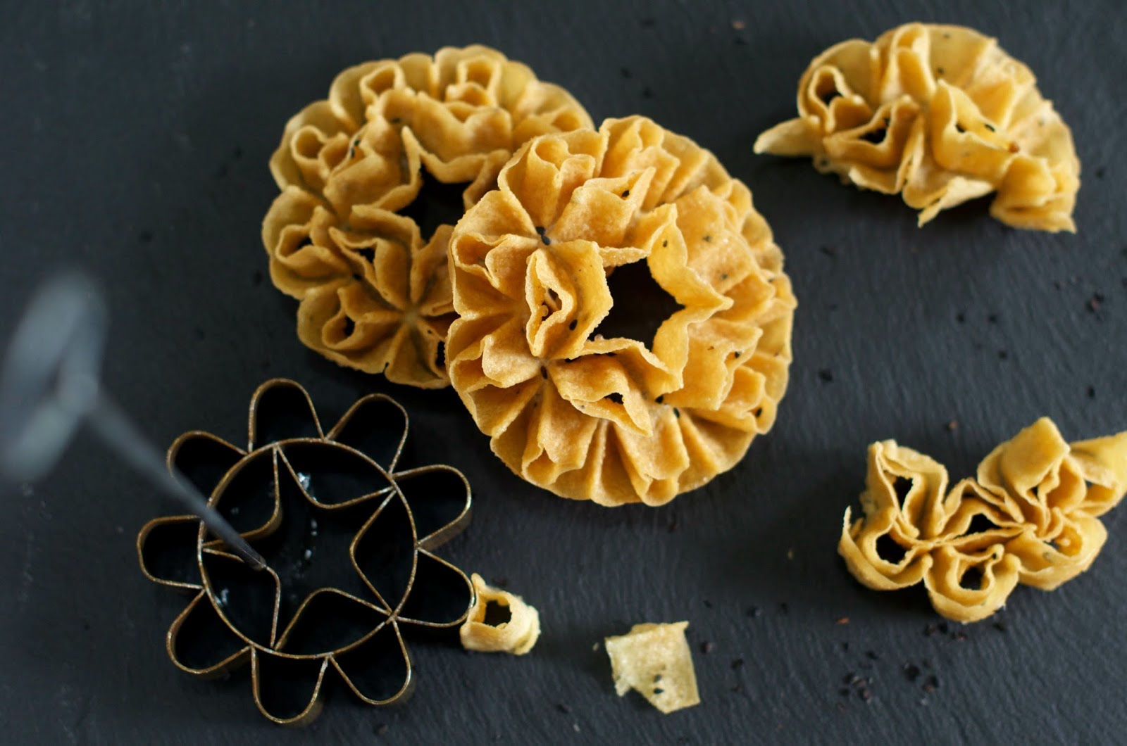 Indonesian Medan Food: Antari , Kembang Goyang , Kembang Loyang