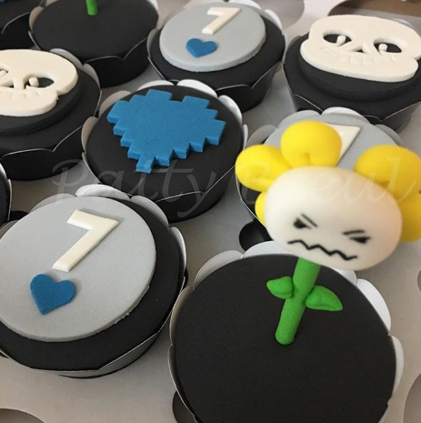 Estos ponquesitos hechos de fondant tienen los personajes de Flowey ...