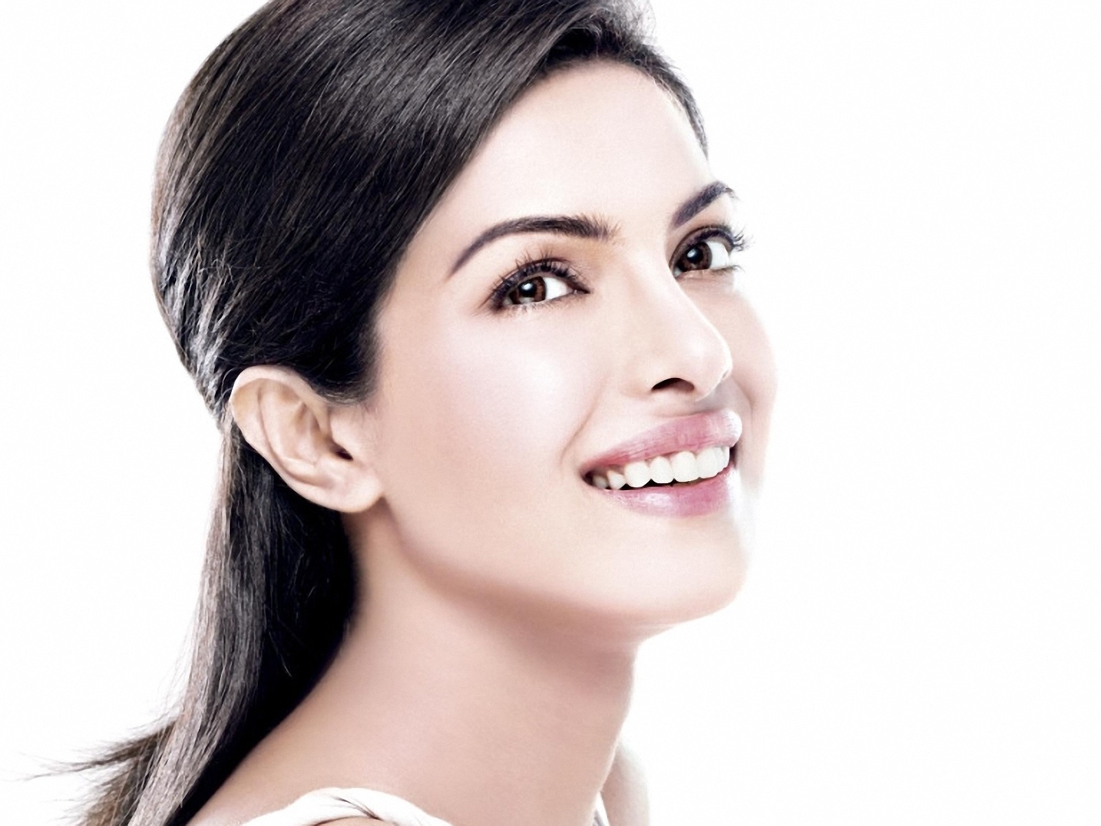 beautiful actor Priyanka Chopra ~ Desktop Wallpaper