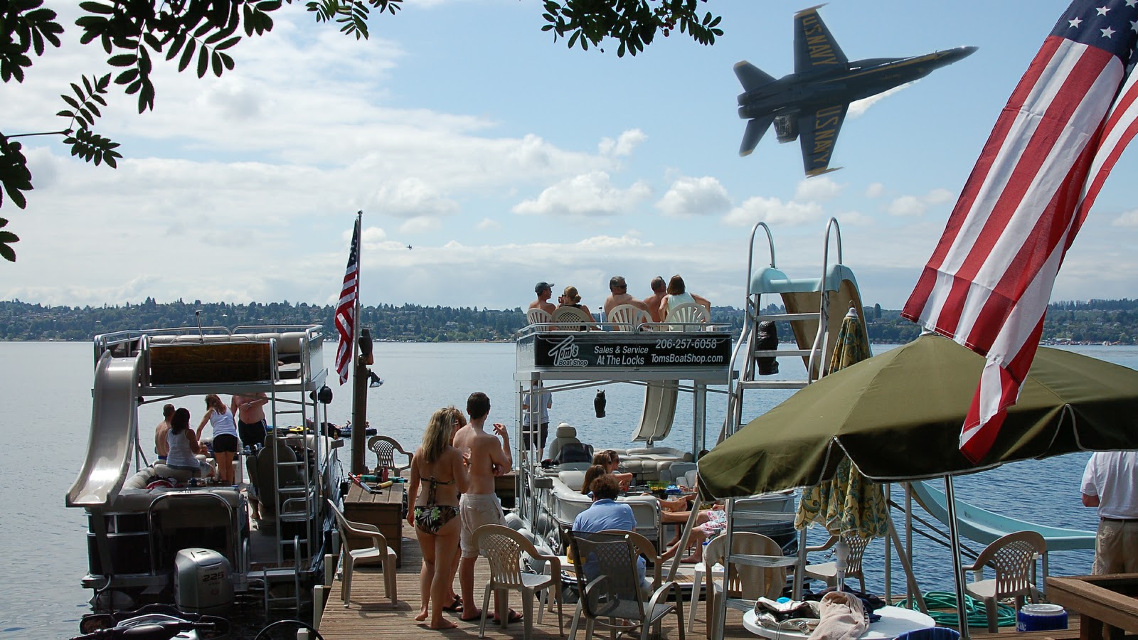 Pontoon Boats on Lake Washington: Summer Boating in Seattle