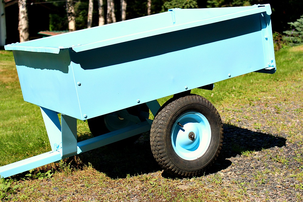 A Cute, Blue Utility Trailer Makeover | Dans le Lakehouse