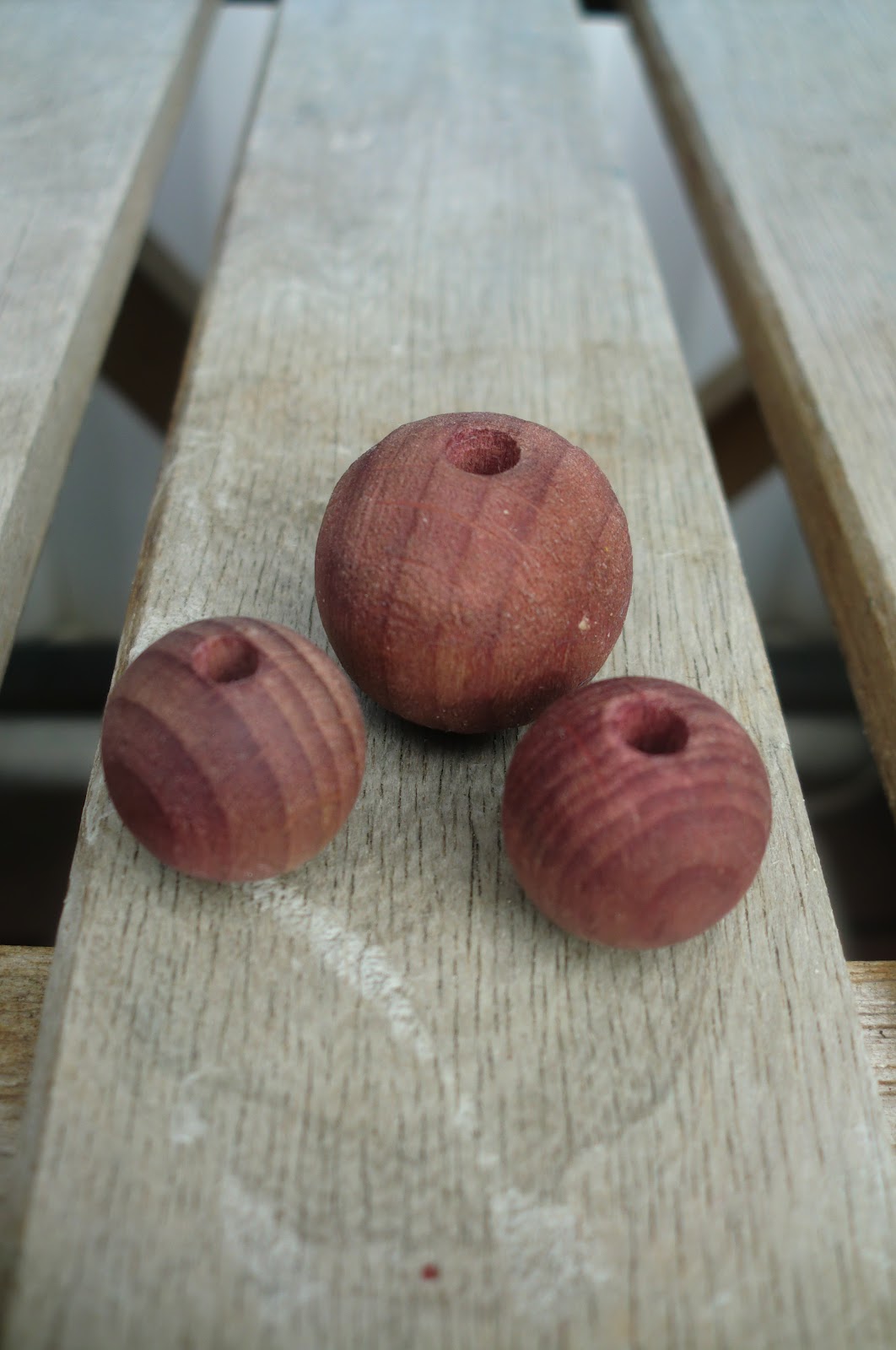 Kristín Hrund : natural dyed wooden beads