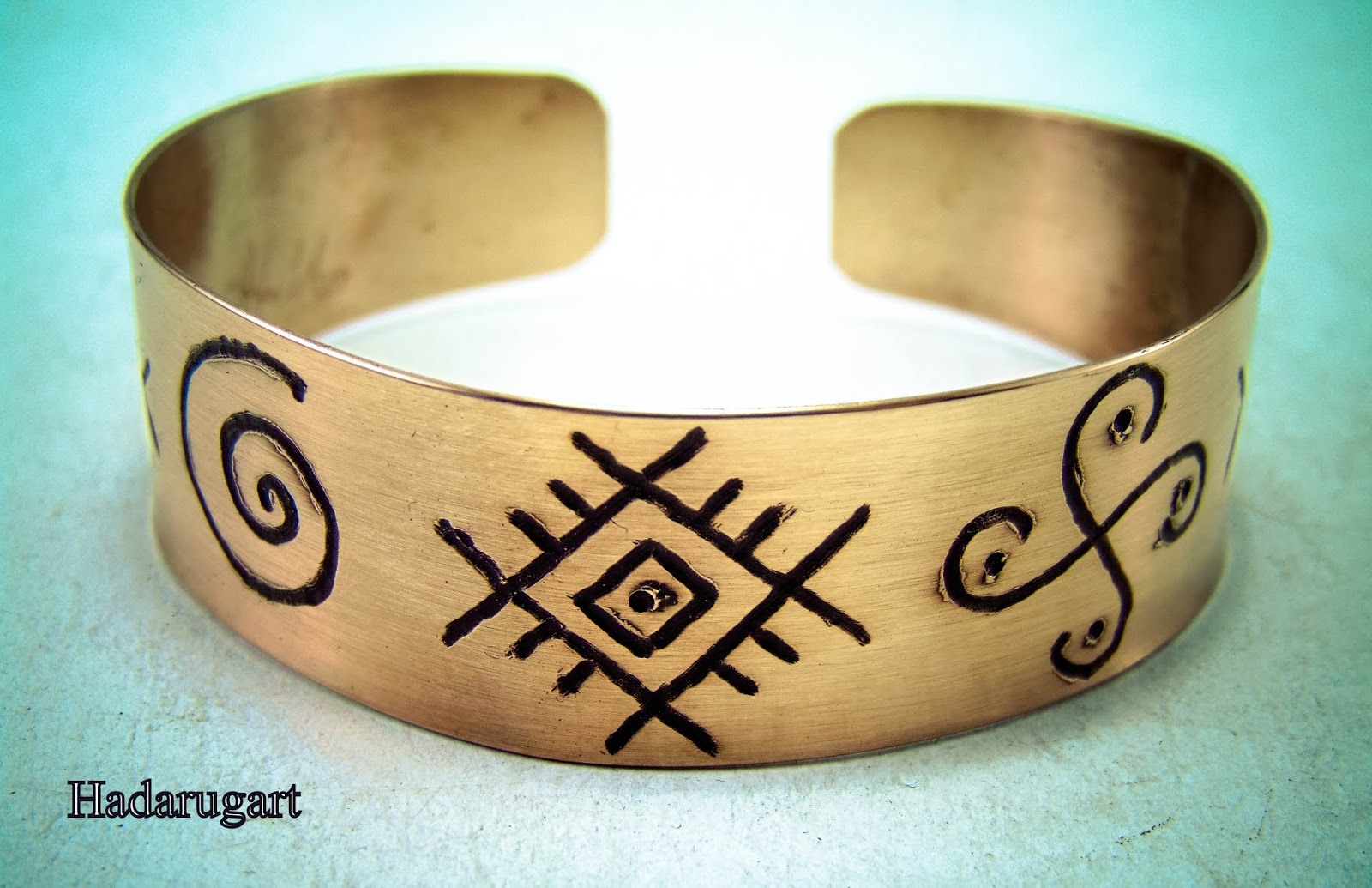 Bratara de cupru cu simboluri dacice