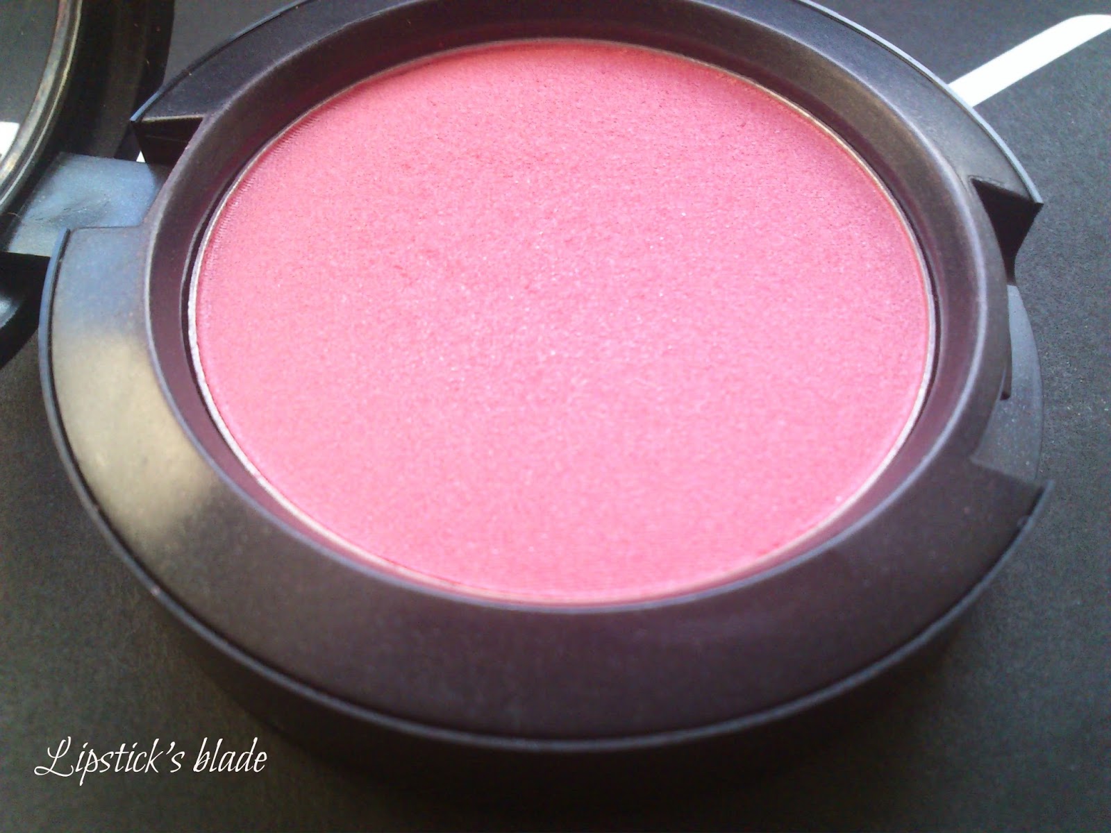 Lipstick's blade: MAC Dollymix rumenilo (recenzija)