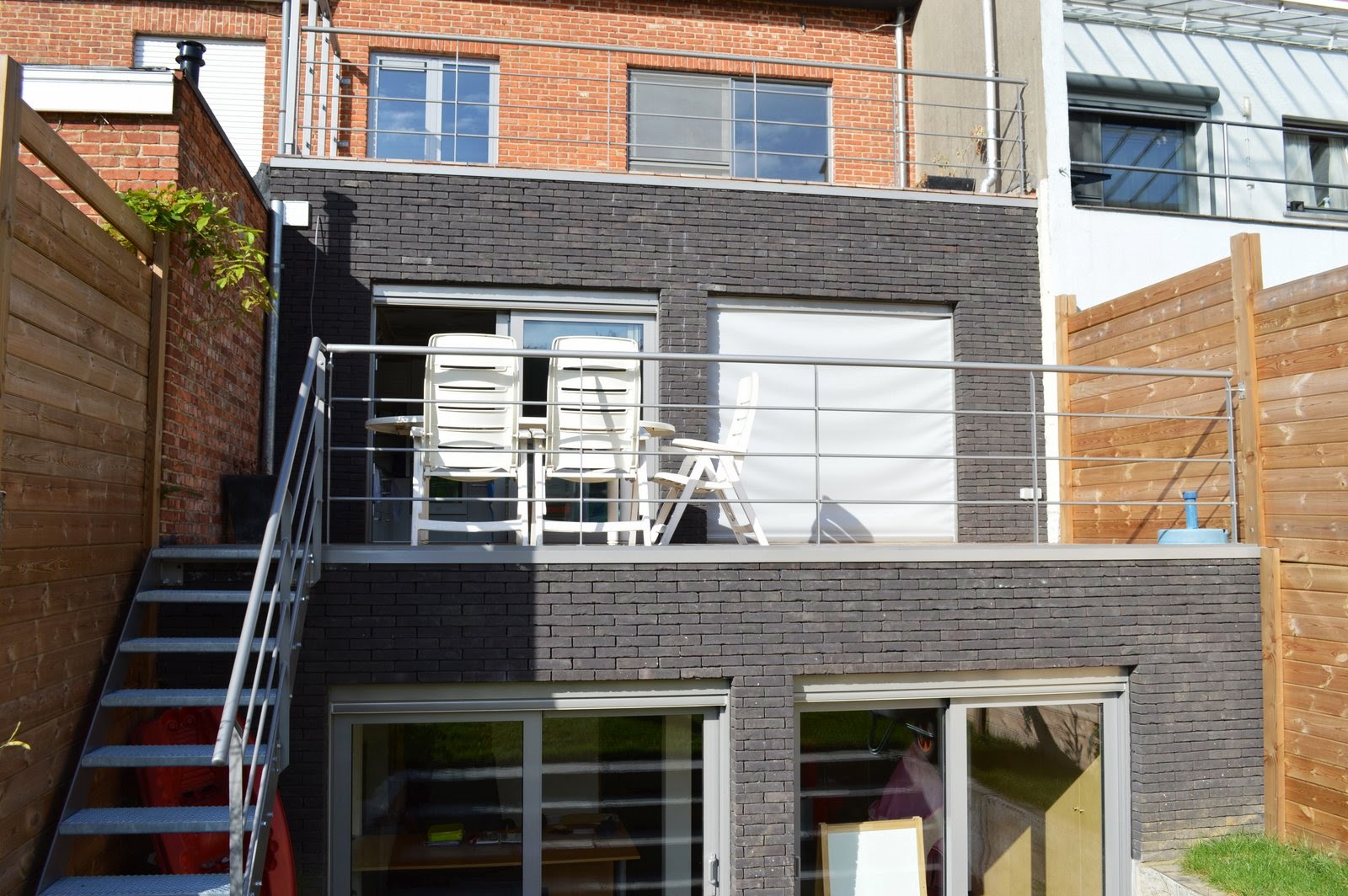 Ons Huisje: Leuning en trap aan terras