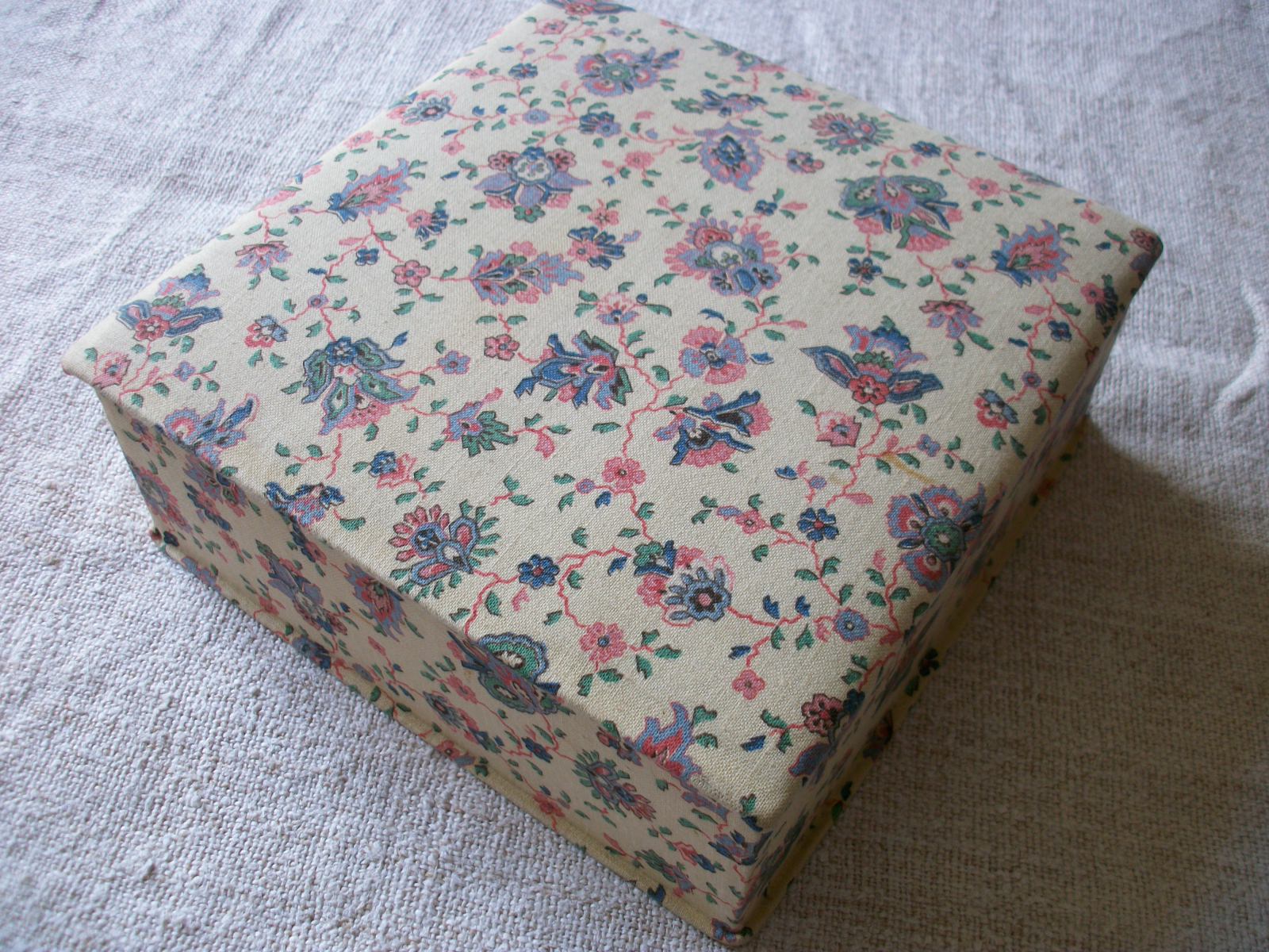 Vintage Maison: Pretty French fabric covered boxes