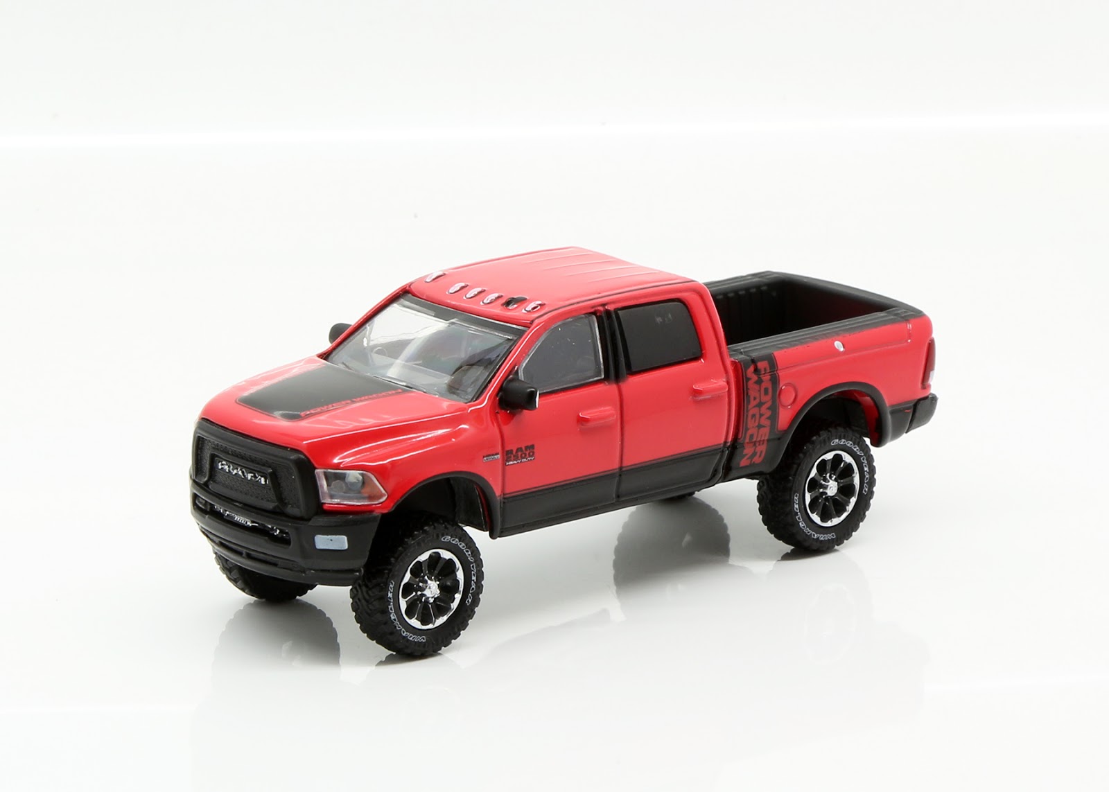 Incredible Mini Garage: Dodge Ram 2500 Power Wagon 2017 Greenlight 1/64
