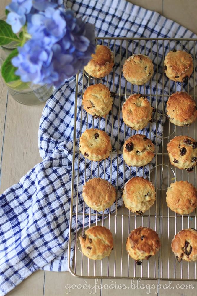 GoodyFoodies: Recipe: The Best Raisin Scones