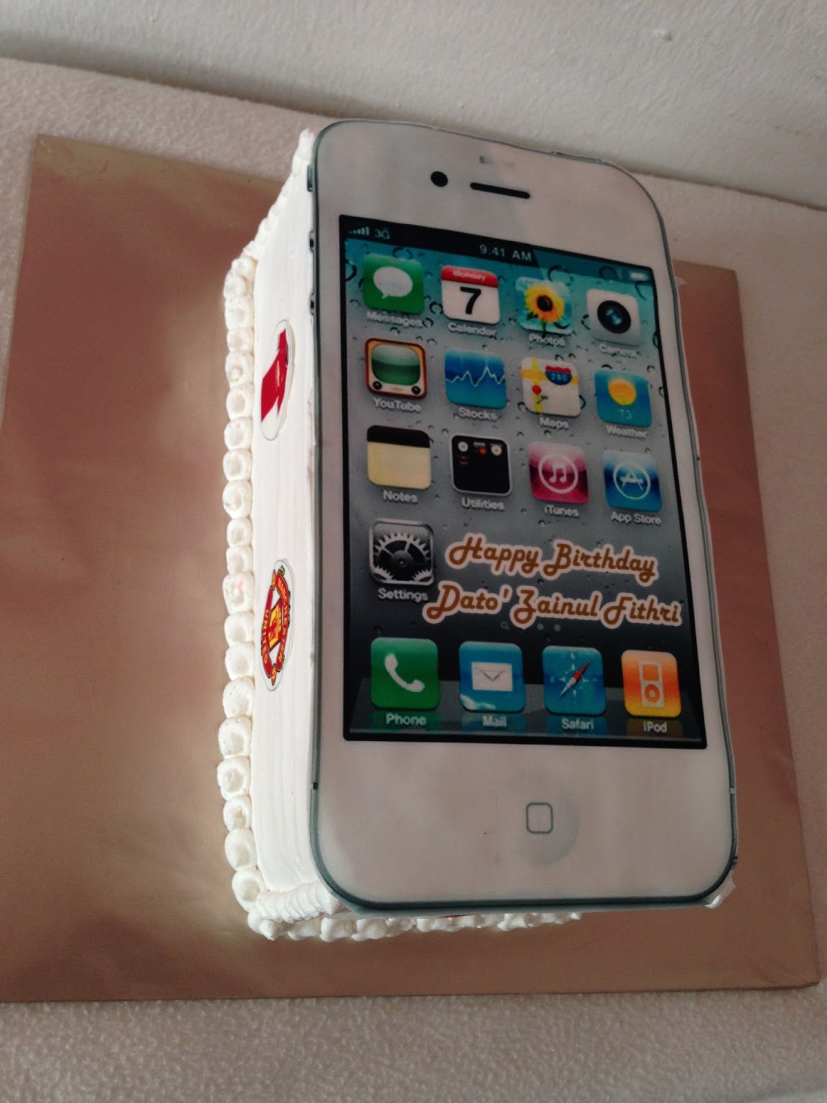 ninie cakes house: IPHONE CAKE, CHOC MOIST
