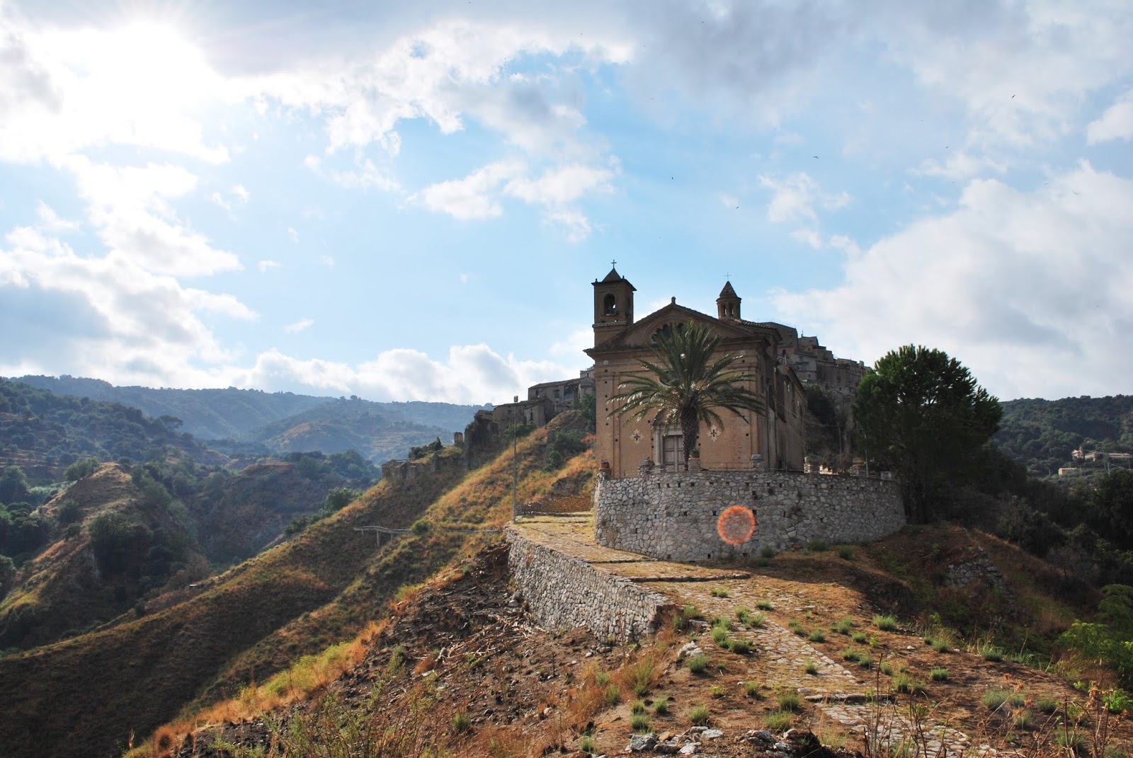 UNITED COLOURS OF CALABRIA: Badolato. Agonia pocztówkowych miasteczek