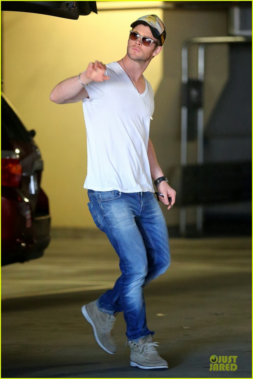 Celeb Diary: Chris Hemsworth at Bed, Bath and Beyond in Santa Monica