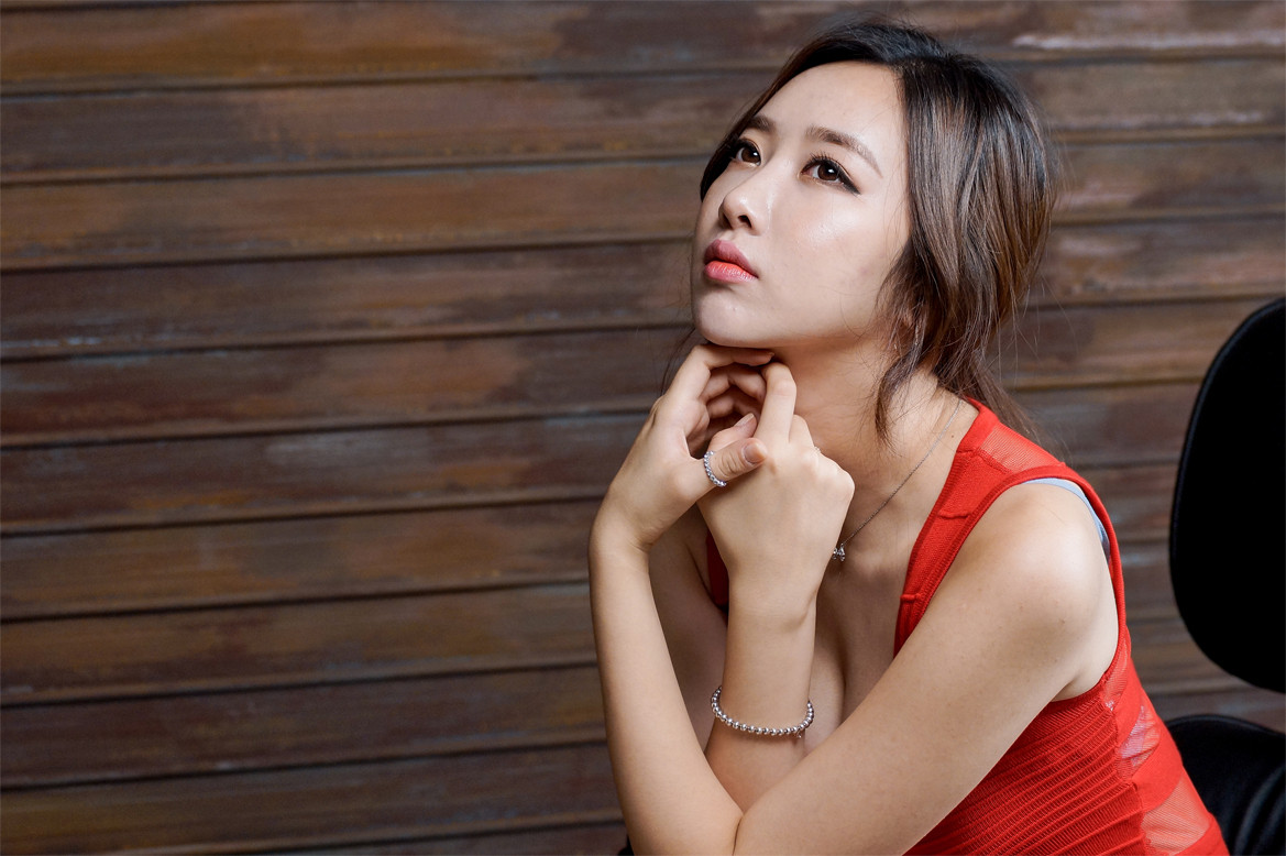 FinlandCar.com: Shin Hae Ri - Elegant And Charming