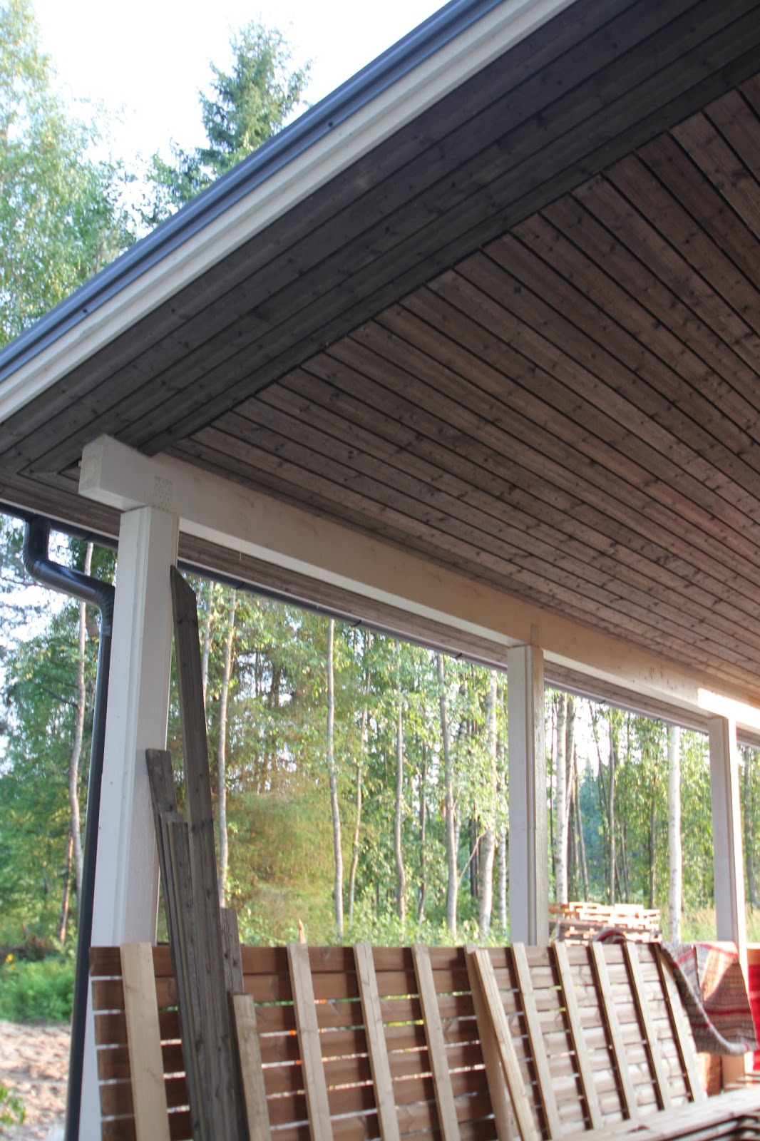 Talo pellon laitaan: Terassin katto valmis