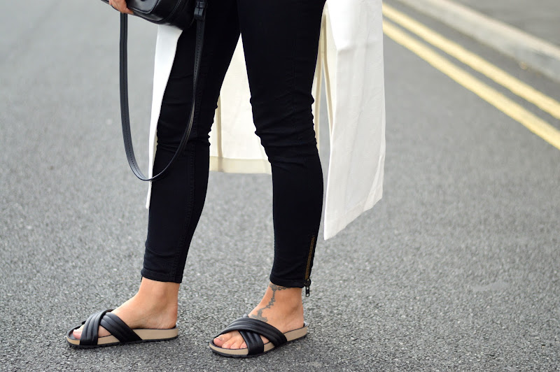 THOSE POOL SLIDES | A FASHION FIX // UK FASHION AND LIFESTYLE BLOG