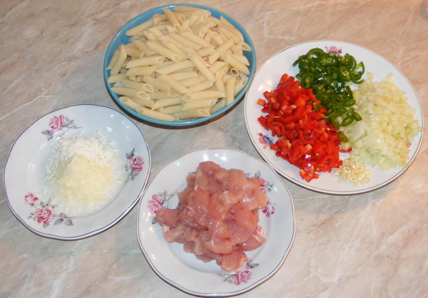 Paste cu piept de pui in sos alb de smantana | Preparatedevis.ro