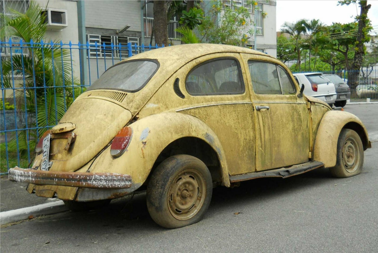 Registros Automotivos do Cotidiano: Fuscas abandonados