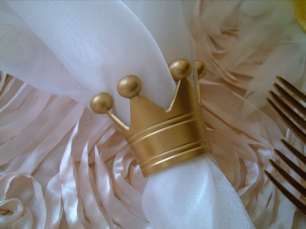 Candlelight Supper: Chick-a-la-Queen Tablescape