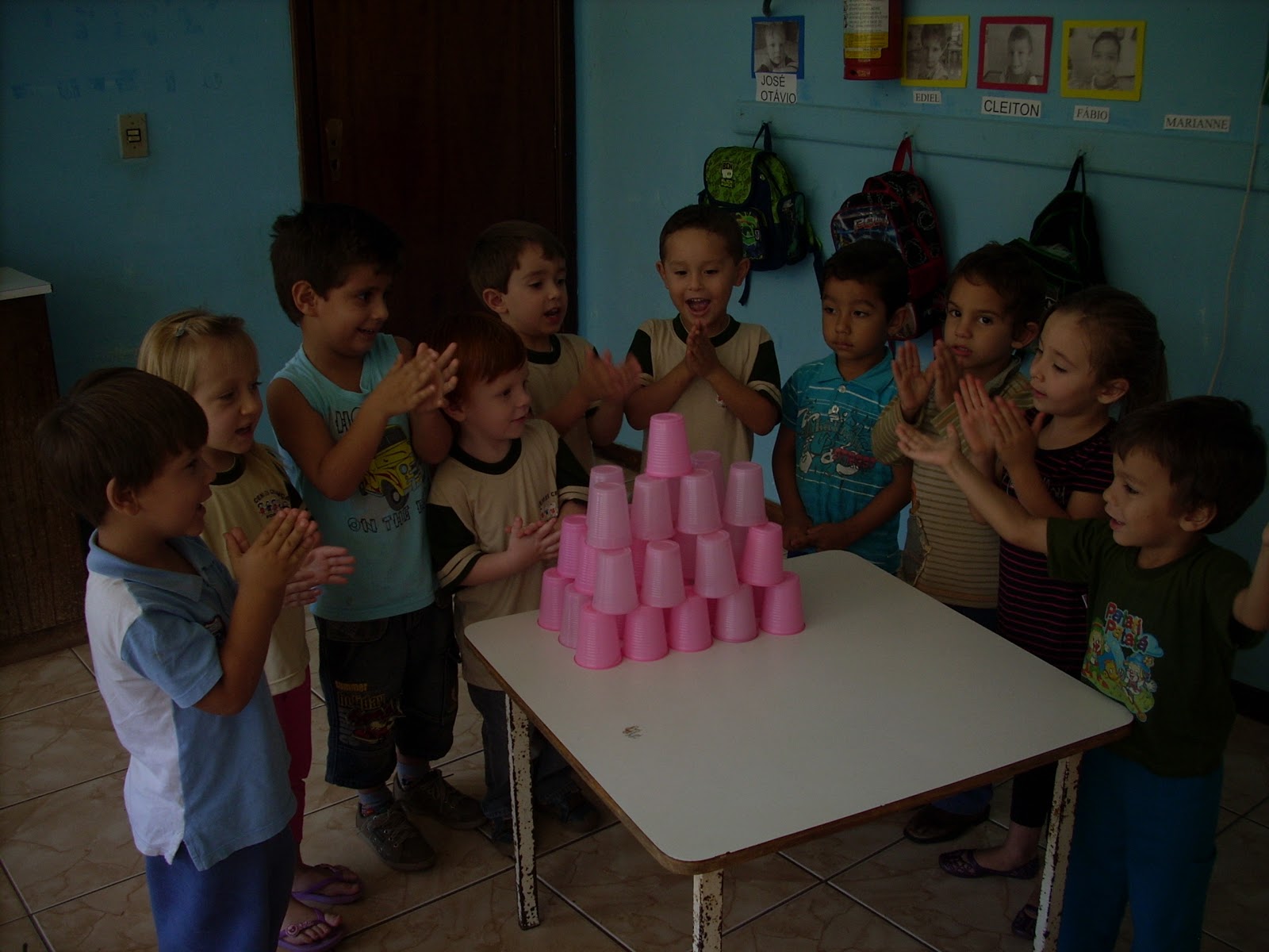 Atividades para Educação Infantil: Torre de copos