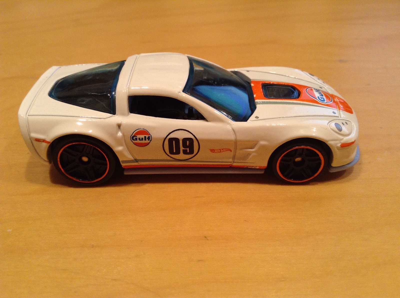 JULIAN'S HOT WHEELS BLOG: '09 Corvette ZR1 (White Gulf Version)