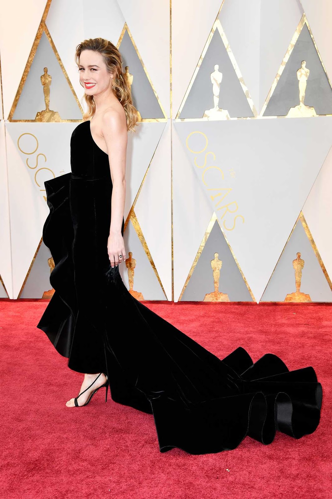 Brie Larson smoulders in strapless black at the 2017 Oscars