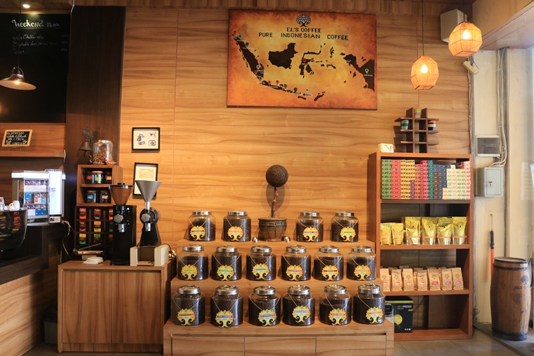 Menghirup Aroma Kopi di El's Coffee Bandar Lampung - TᖇᗩᐯEᒪEᖇIEᑎ