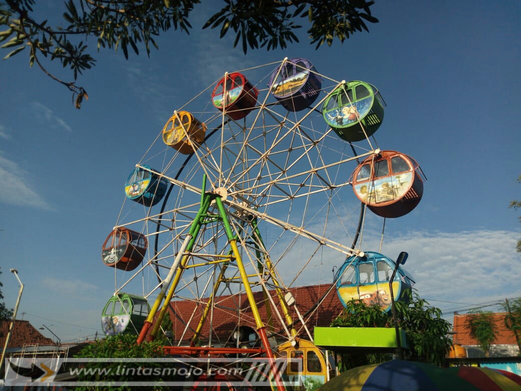 Wahana Bianglala Banyak Diminati Pengunjung Alun-Alun Kota Mojokerto