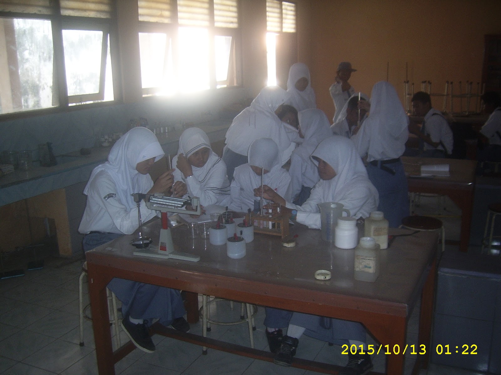 Kegiatan Laboratorium Kimia - SMA BHAKTI PRAJA ADIWERNA