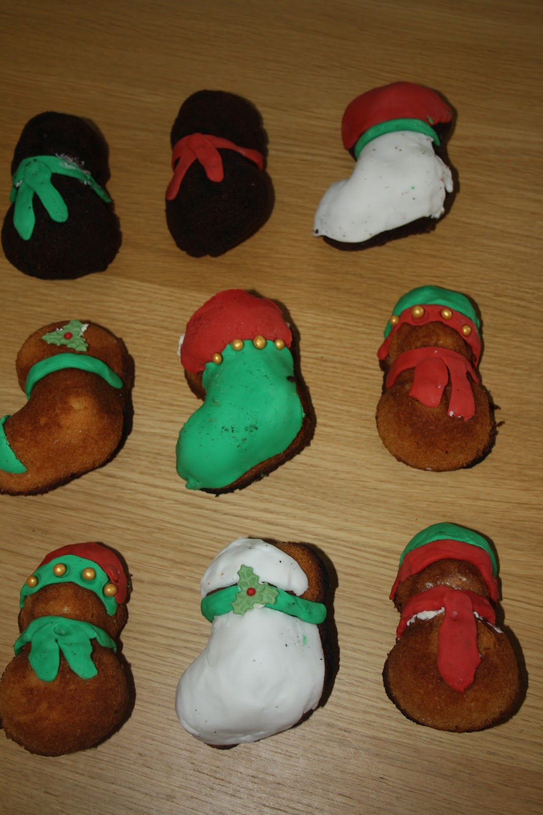 Caroline Makes....: Christmas Stocking and Snowman Cakes