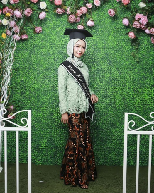 √ 42 Model Baju Wisuda yang Modern Kekinian Paling Elegan Terbaru ...