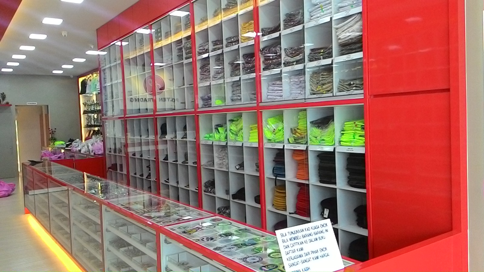 Perkhidmatan Membuat Perabot Johor Bahru: Kedai pakaian beruniform di ...